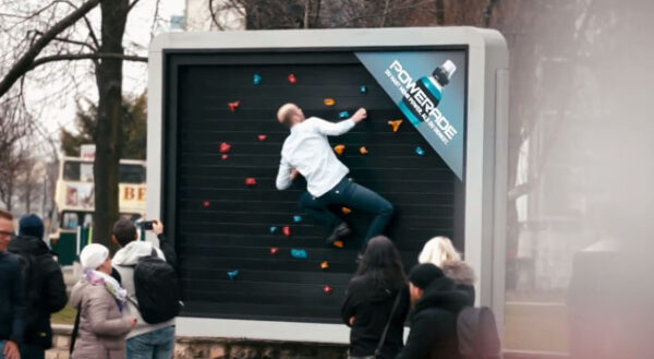 Street Marketing - Powerade transforme des panneaux publicitaires en ...