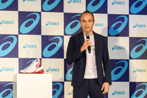 Asics officialise la signature de son partenariat avec Andrés Iniesta ...