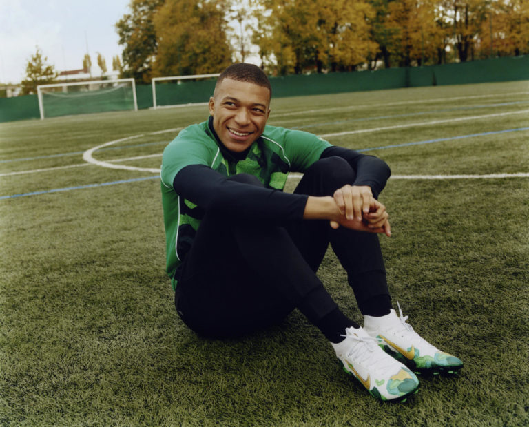 Nike dévoile la première chaussure signature de Kylian Mbappé sur une ...