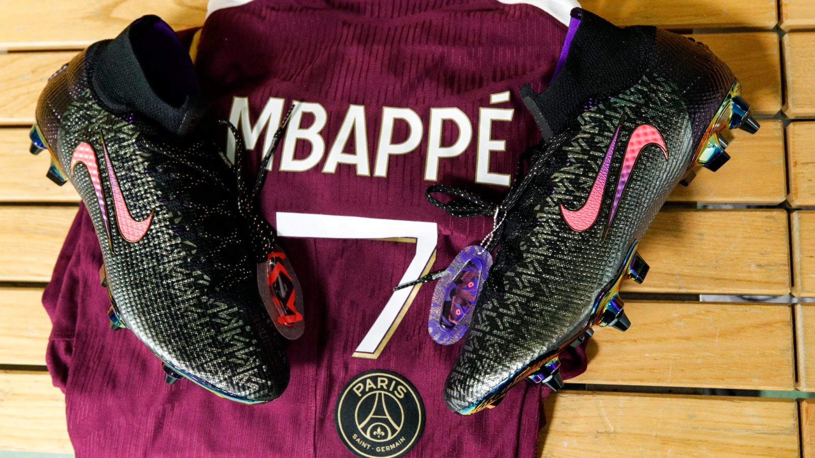 Nike dévoile deux paires (basket et football) LeBron James x Kylian ...