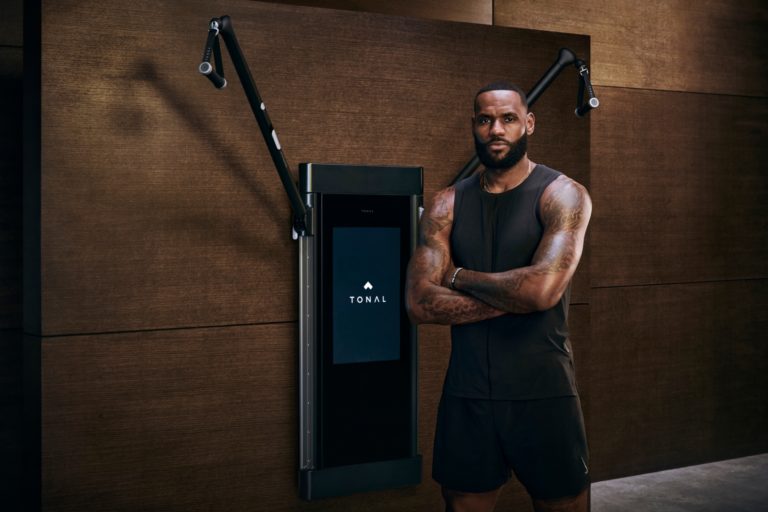 LeBron James nouvel investisseur de l'appareil de fitness Tonal - Sport ...