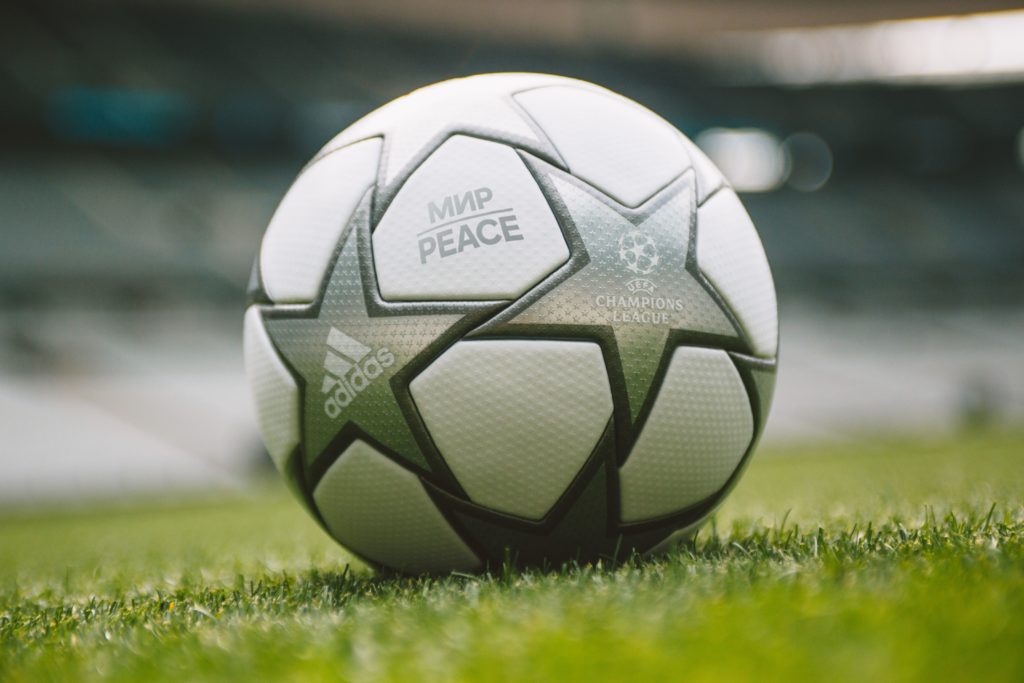 Un message de paix sur le ballon adidas de la finale de l'UEFA ...