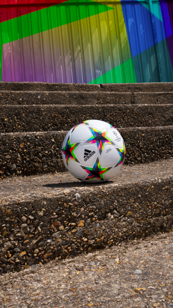 adidas dévoile le nouveau ballon de l'UEFA Champions League 2022-2023 ...