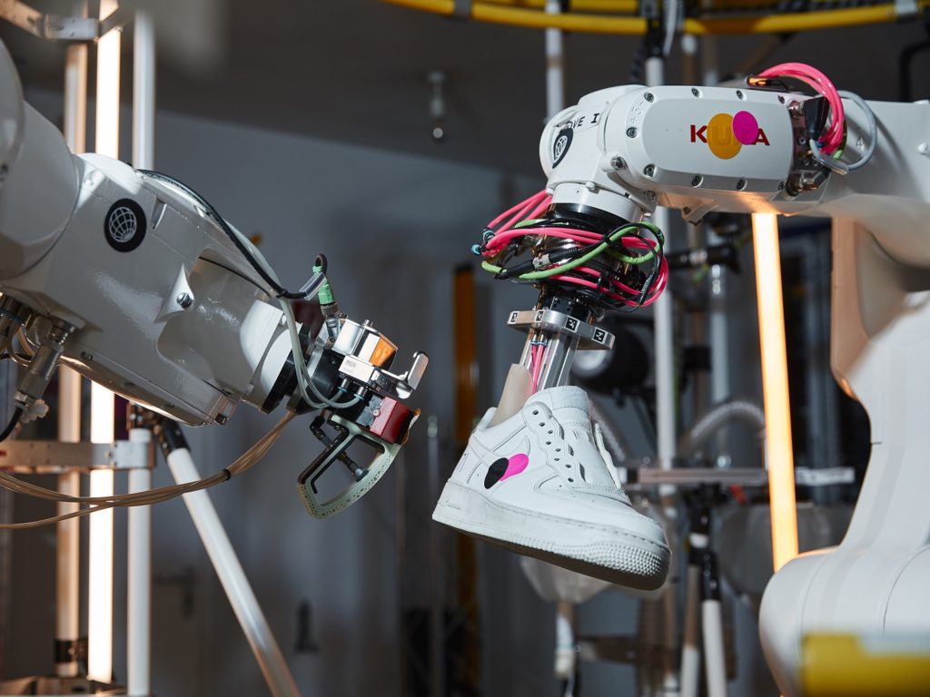 Economie circulaire : Nike teste un robot baptisé "B.I.L.L" capable de ...