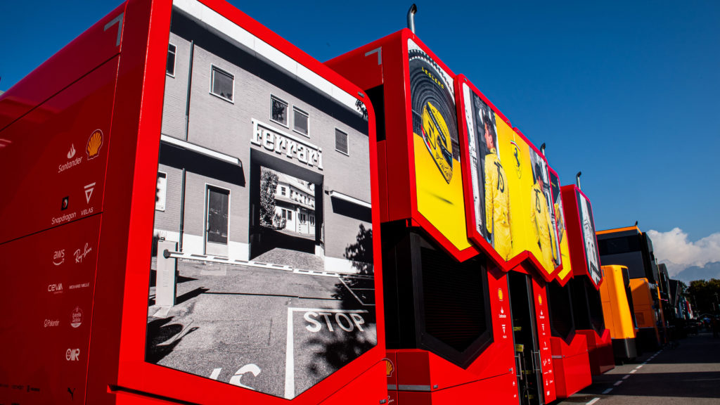 F1 - Monoplaces, produits dérivés,... la Scuderia Ferrari en jaune pour ...