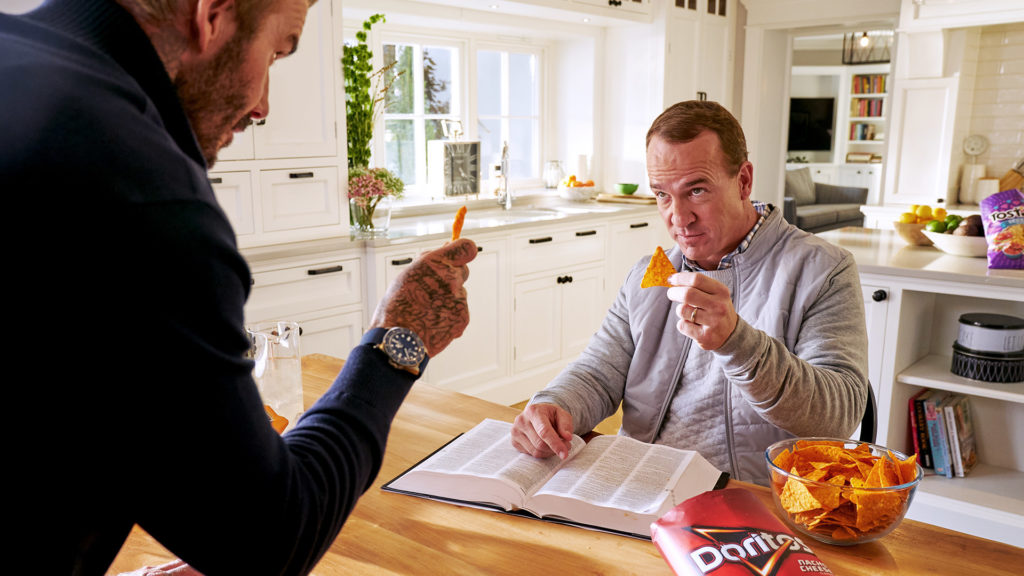 Football ou soccer ? David Beckham et Peyton Manning réunis dans une ...