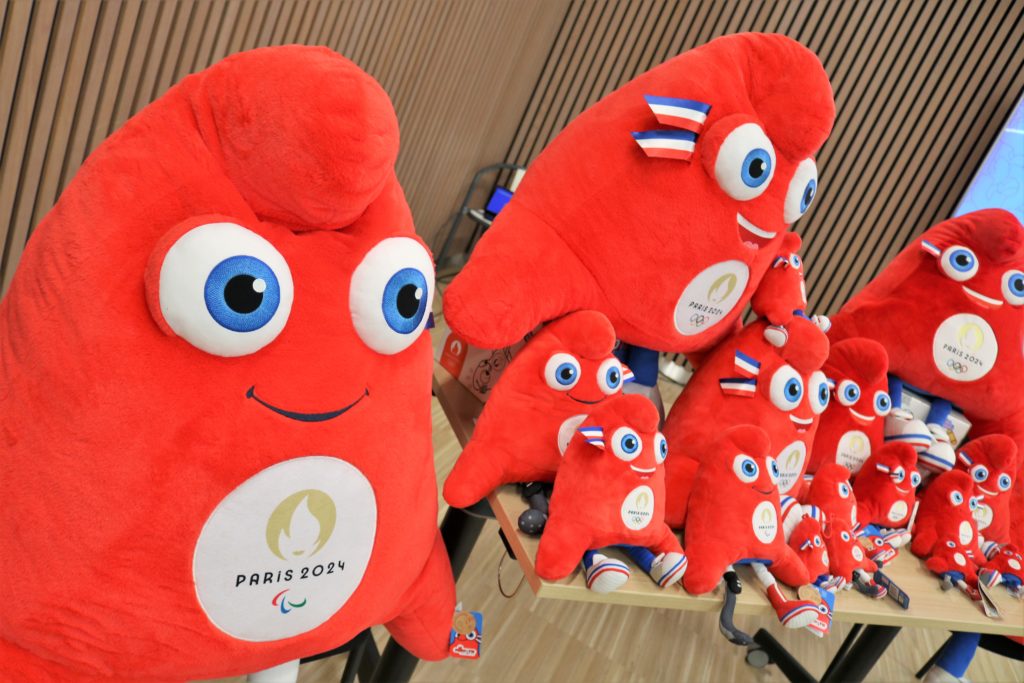 Paris 2024 dévoile ses Mascottes Officielles, "Les Phryges", pour les ...