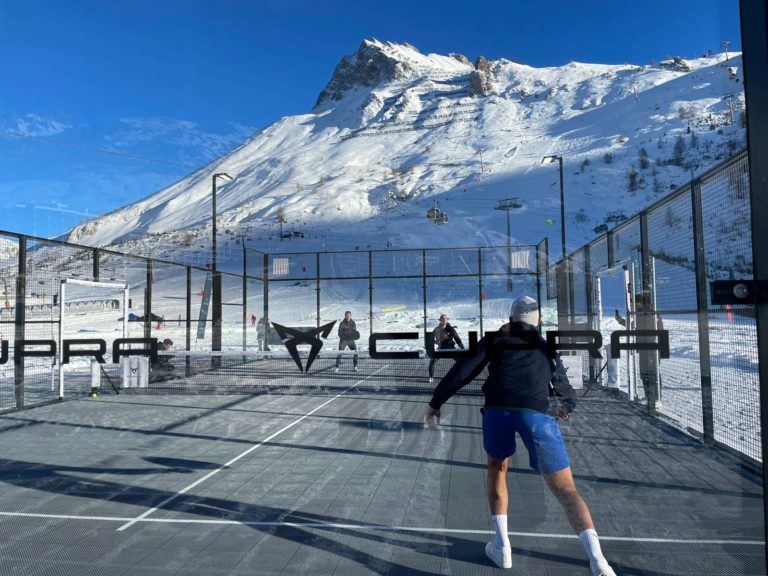 La marque automobile Cupra installe un terrain de padel à Tignes à l'occasion des Etoiles du ...