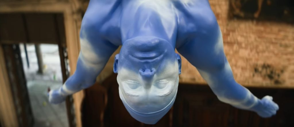 L'activation artistique de Crédit Suisse avec une sculpture volante de ...