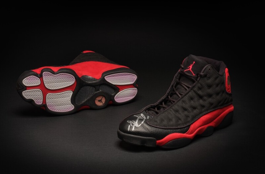 Une paire de "Air Jordan 13" portée par Michael Jordan en 1998 vendue 2 ...