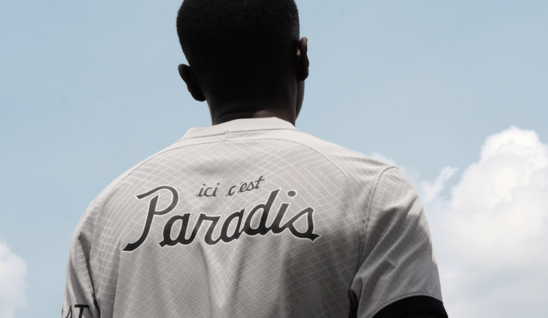 Le maillot « Ici c’est Paradis » du Paris Saint-Germain - Sport Buzz ...