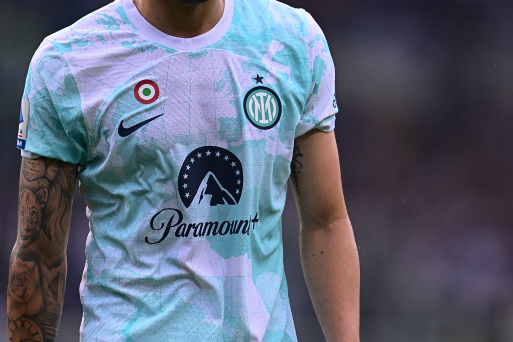 Paramount+ sponsor maillot de l'Inter Milan pour la finale de l'UEFA ...