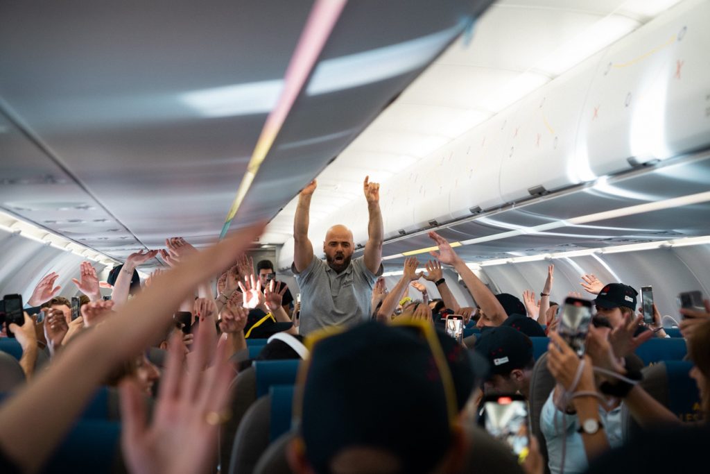 [On a testé] L'activation "bodega dans les airs" de Vueling avec Damian ...