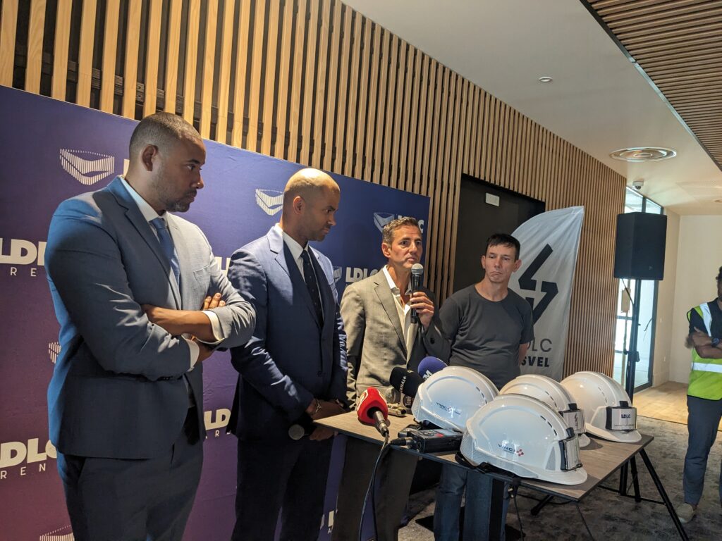 Tony Parker et Xavier Pierrot nous font visiter le chantier de la LDLC ...