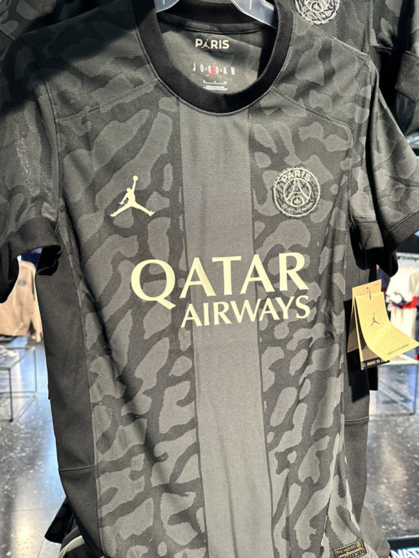 Le nouveau maillot third du PSG dévoilé avant le match contre Dortmund ...