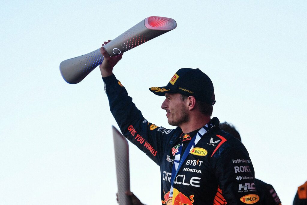 F1 - Lenovo remet un trophée "Kiss Me" à Max Verstappen, vainqueur du ...