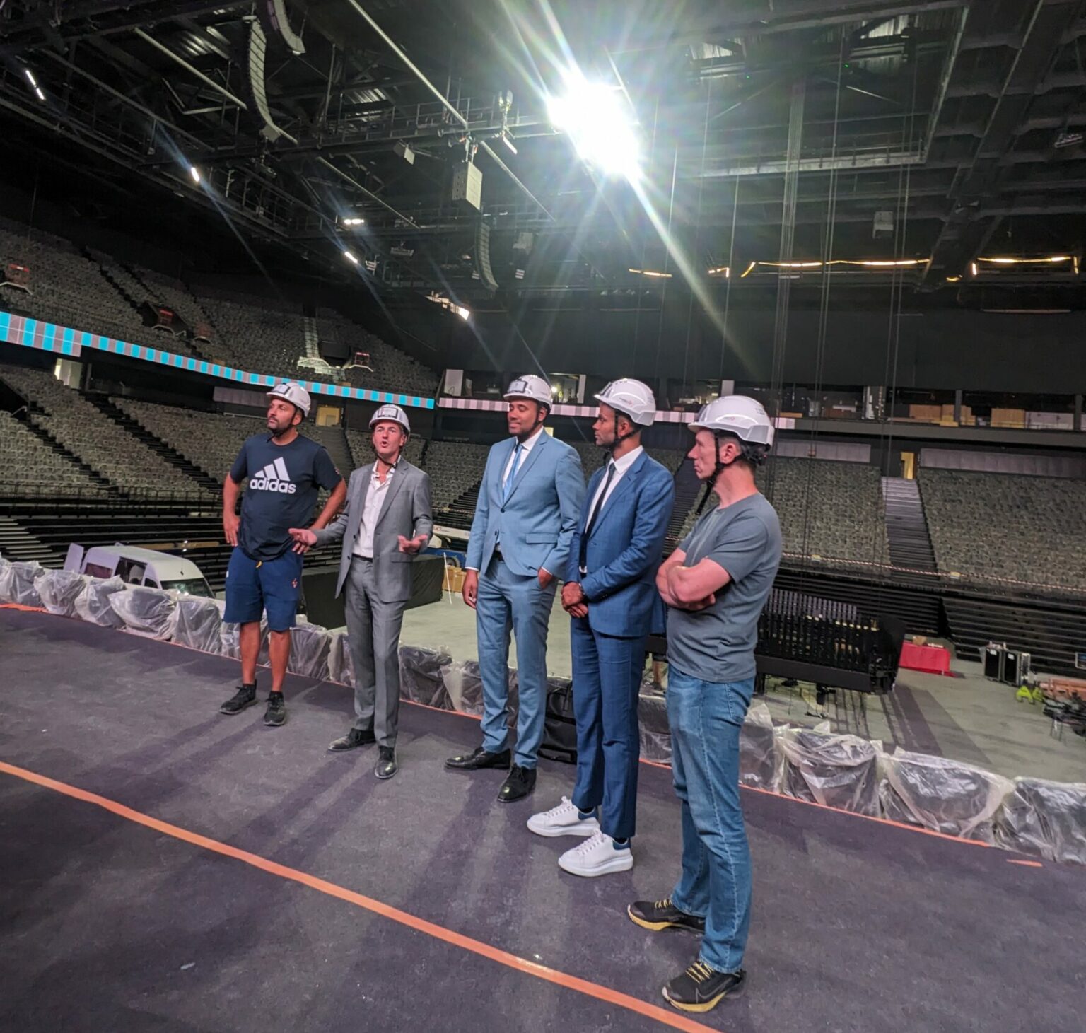 Tony Parker et Xavier Pierrot nous font visiter le chantier de la LDLC ...
