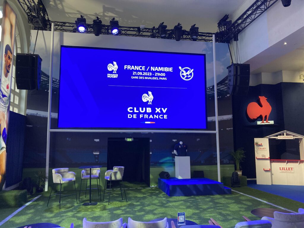 A la découverte du Club XV France, l'espace hospitalité VIP « comme au stade » de la Fédération ...