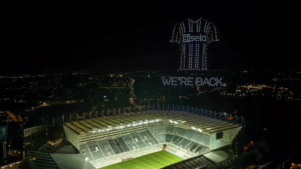 Sela, sponsor maillot de Newcastle, offre un spectacle de drones à St James' Park pour célébrer ...