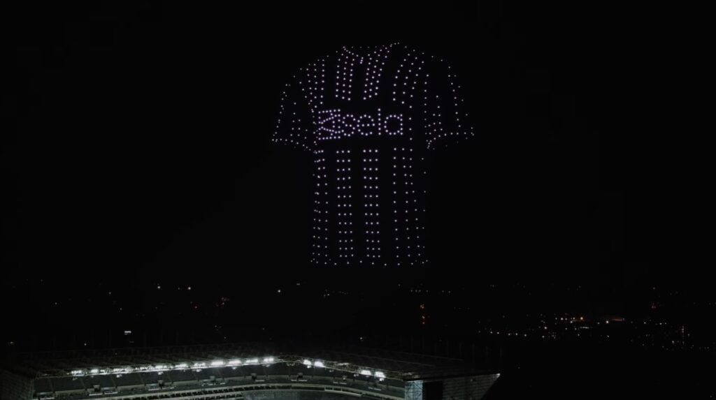 Sela, sponsor maillot de Newcastle, offre un spectacle de drones à St James' Park pour célébrer ...