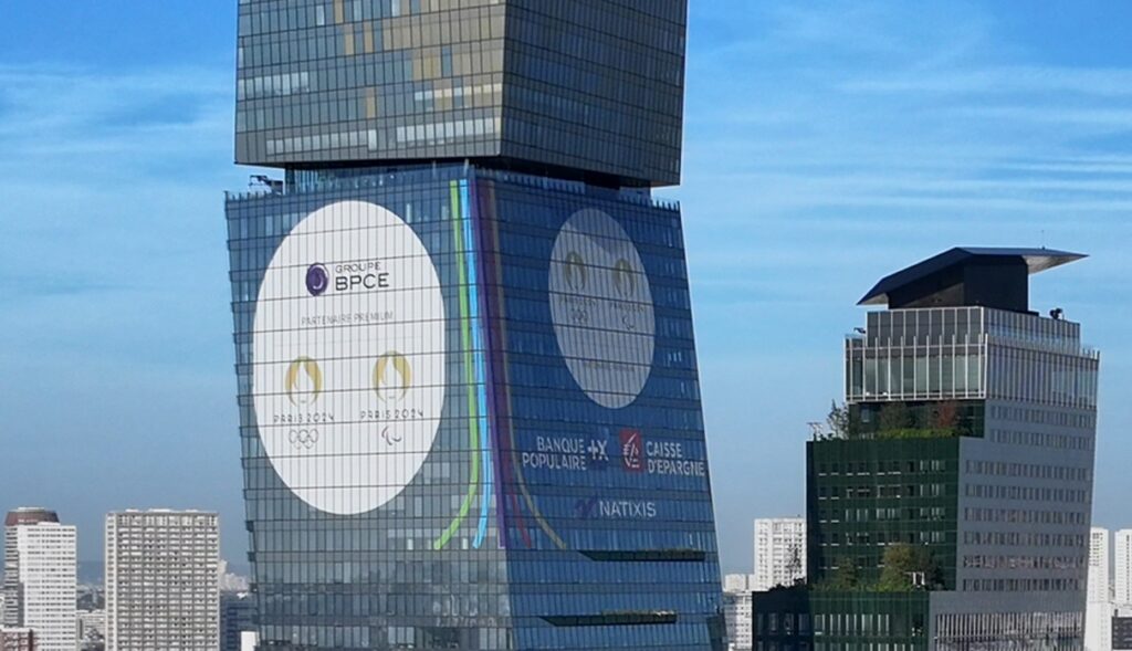 Activation - Le Groupe BPCE installe un affichage géant "Paris 2024" sur la tour abritant son ...