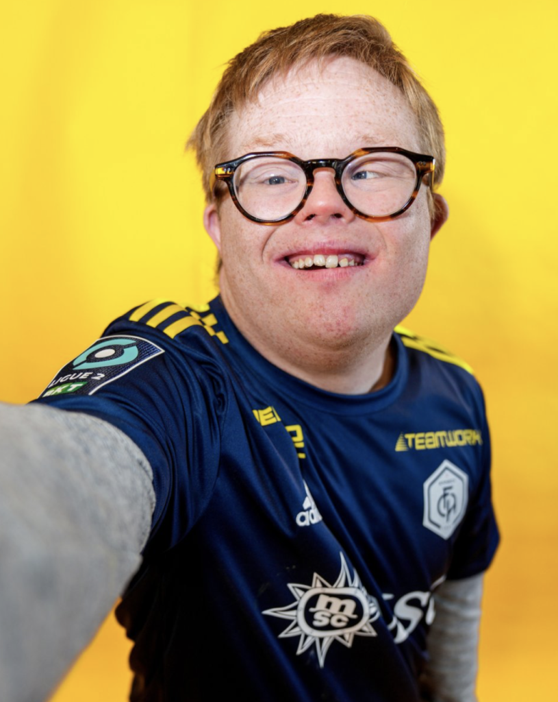 Le FC Annecy dévoile un maillot third mettant en avant la trisomie ...