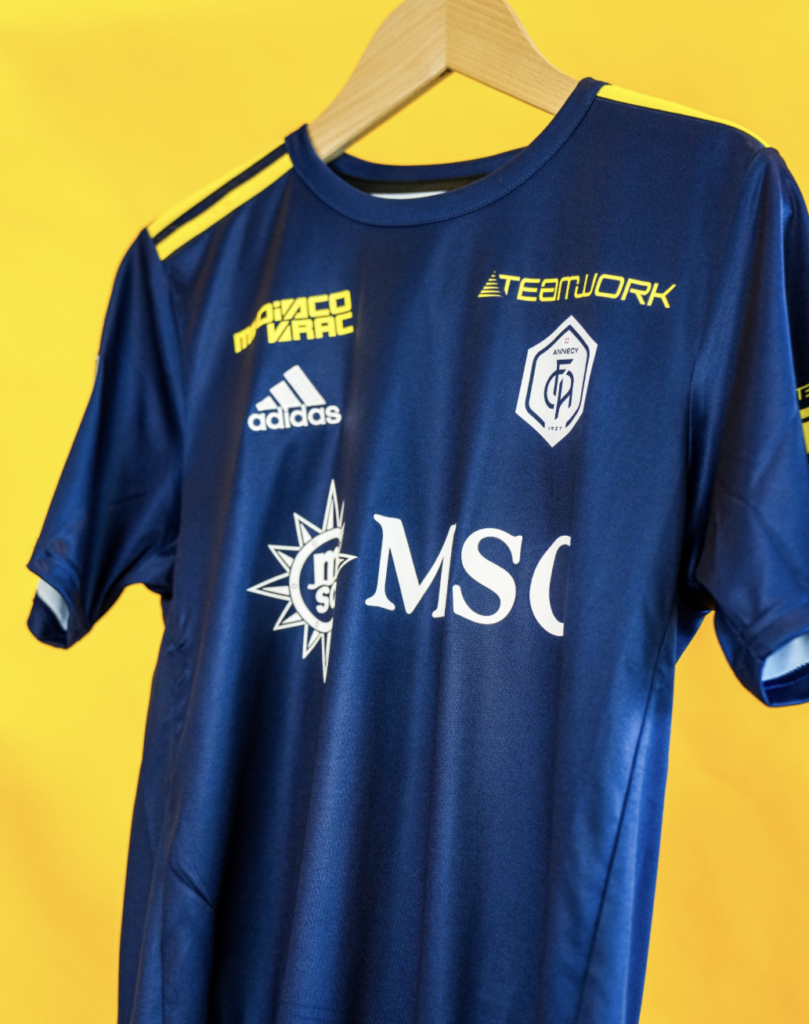 Le FC Annecy dévoile un maillot third mettant en avant la trisomie ...