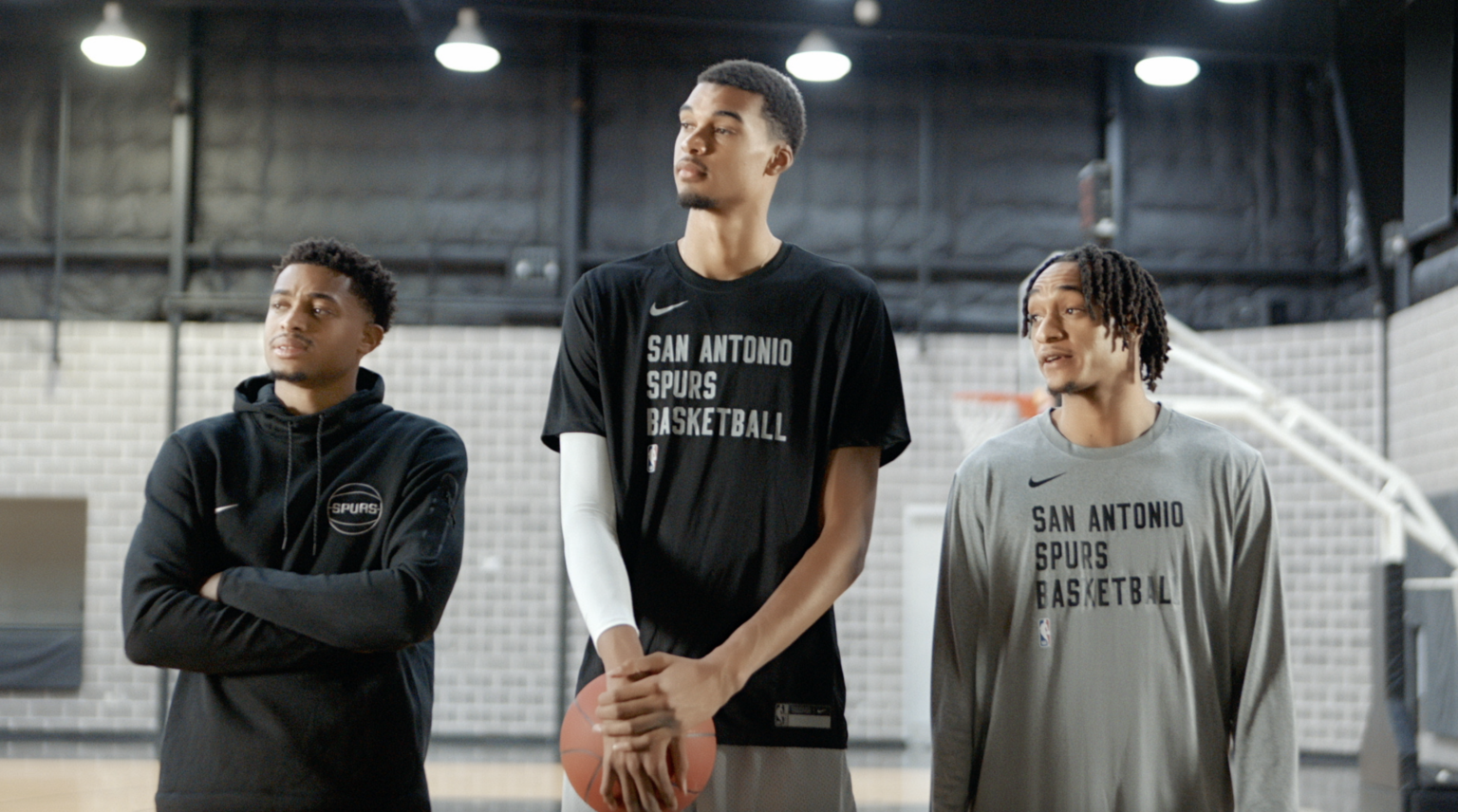 Le sponsor historique des San Antonio Spurs "H-E-B" dévoile sa nouvelle ...