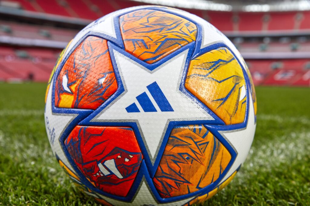 adidas dévoile le ballon "London" pour la phase finale de l'UEFA Champions League 2023-2024 ...