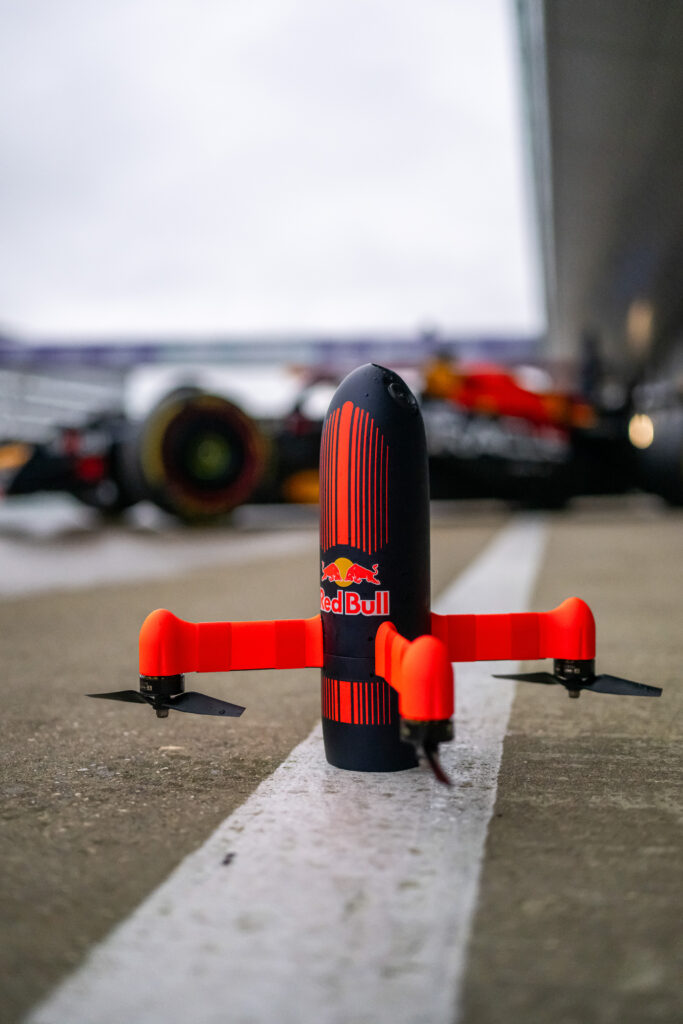 Red Bull dévoile un nouveau drone caméra capable de suivre une Formule ...
