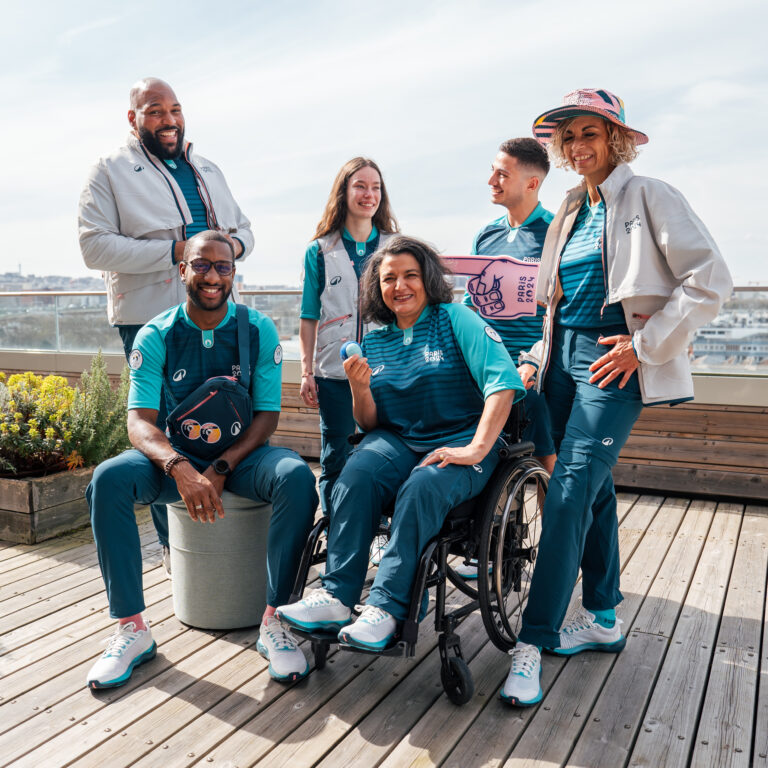 Paris 2024 - Voici les tenues officielles des Volontaires conçues par ...