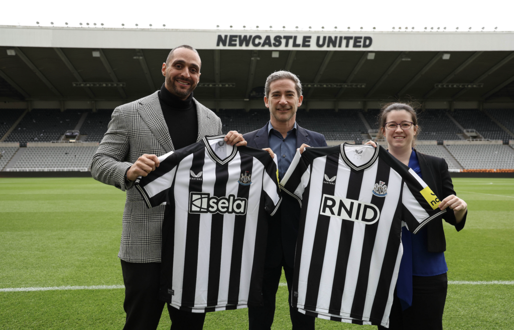 Sela dévoile des maillots spéciaux de Newcastle pour améliorer l ...