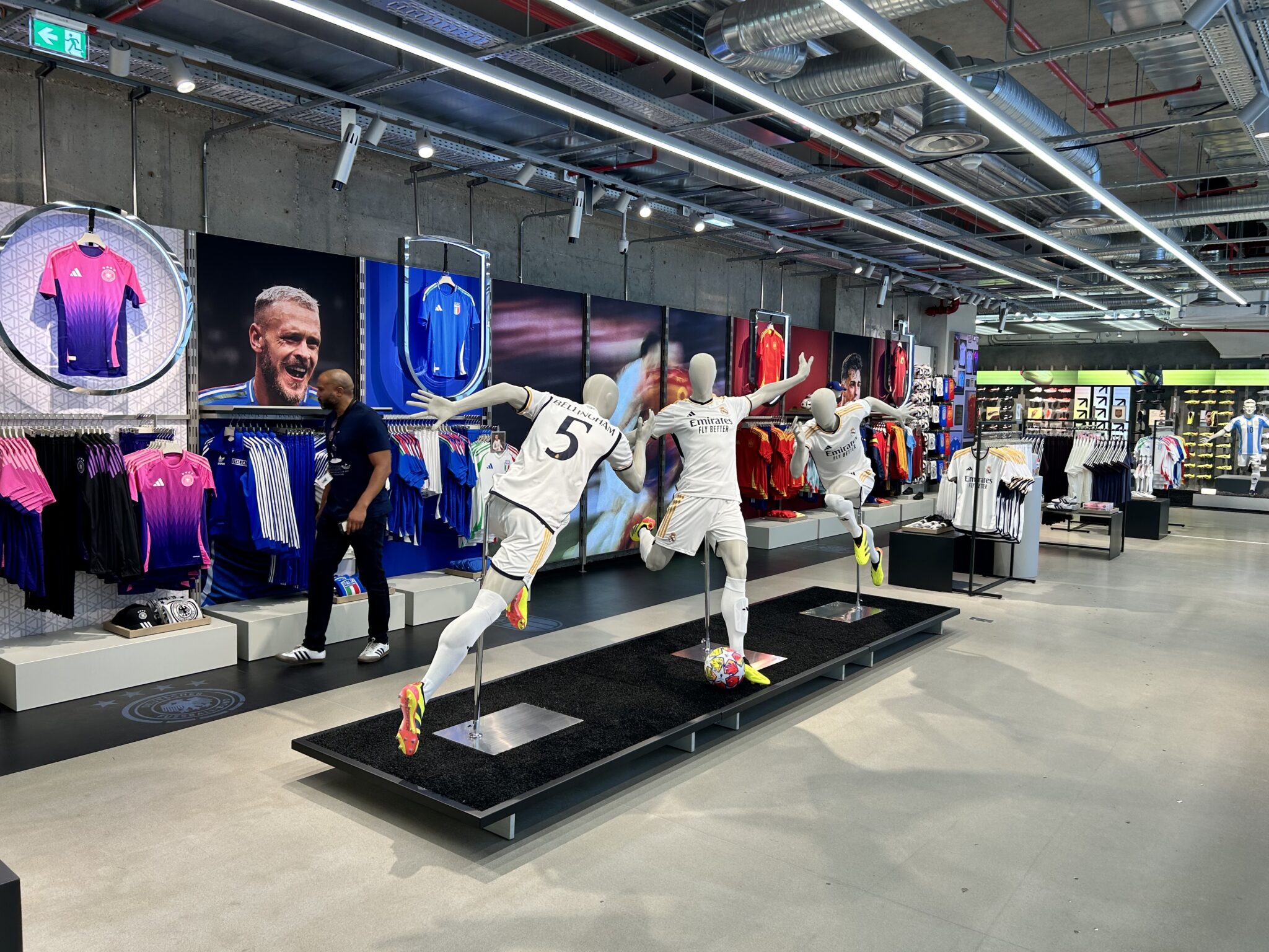 On vous fait visiter la nouvelle boutique adidas des Champs-Elysées, la ...