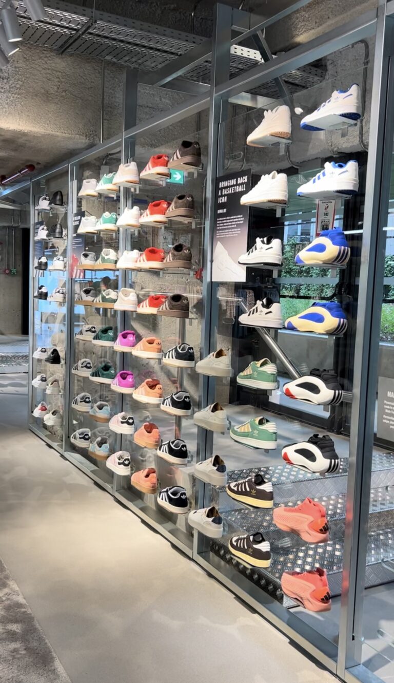 On vous fait visiter la nouvelle boutique adidas des Champs-Elysées, la ...