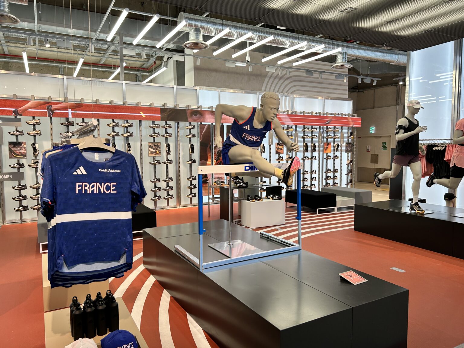 On vous fait visiter la nouvelle boutique adidas des Champs-Elysées, la ...