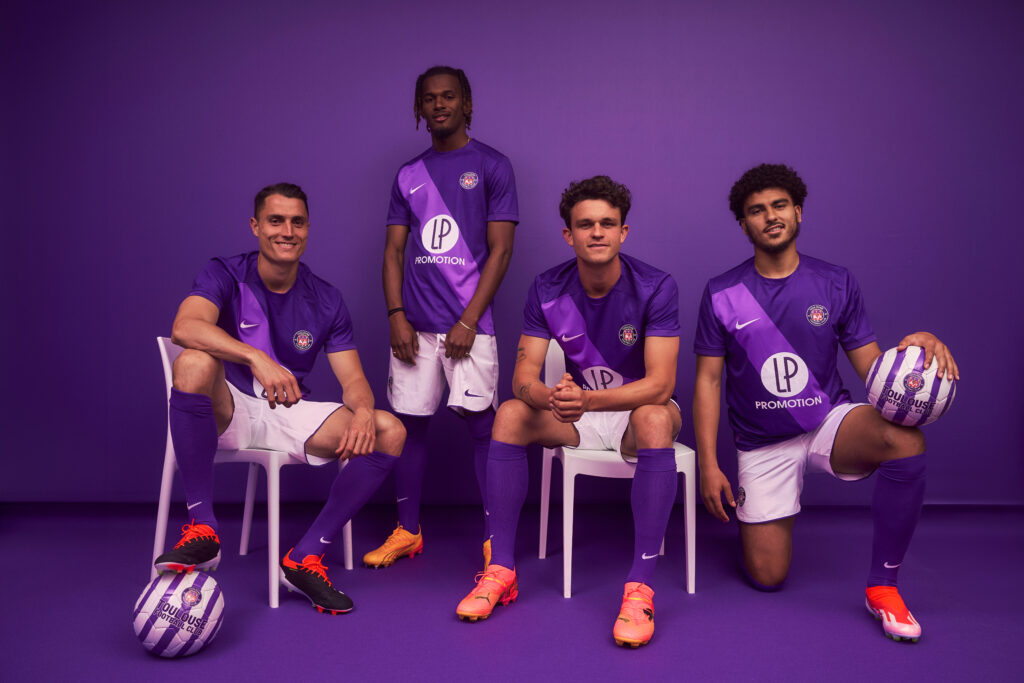 Le Toulouse FC dévoile son nouveau maillot Nike 2024-2025 sur TF1 avant ...