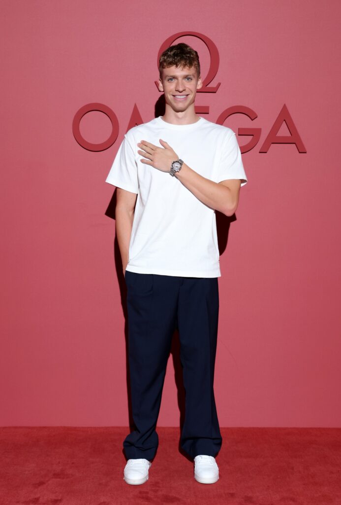 Paris 2024 - OMEGA célèbre Léon Marchand et ses 5 médailles avec un ...