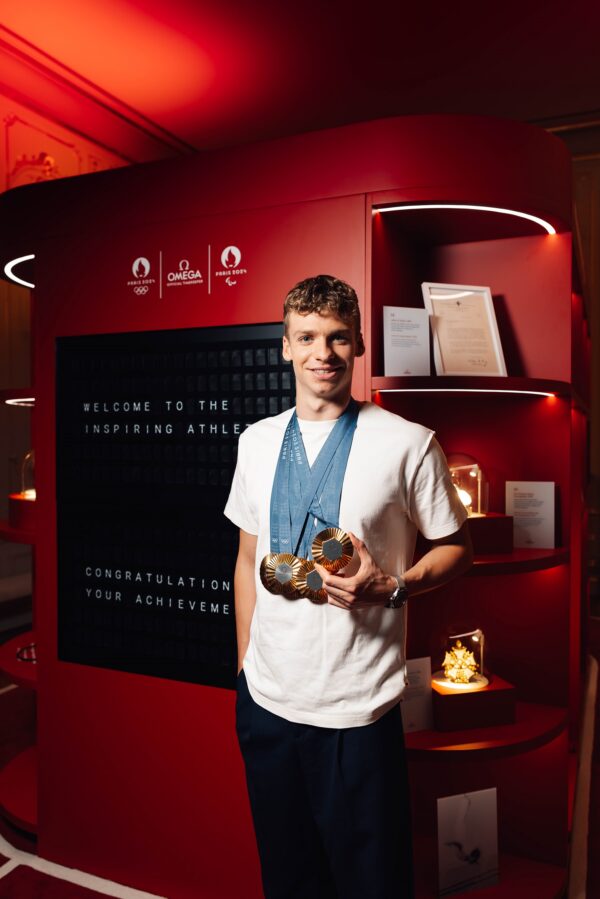 Paris 2024 - OMEGA célèbre Léon Marchand et ses 5 médailles avec un ...