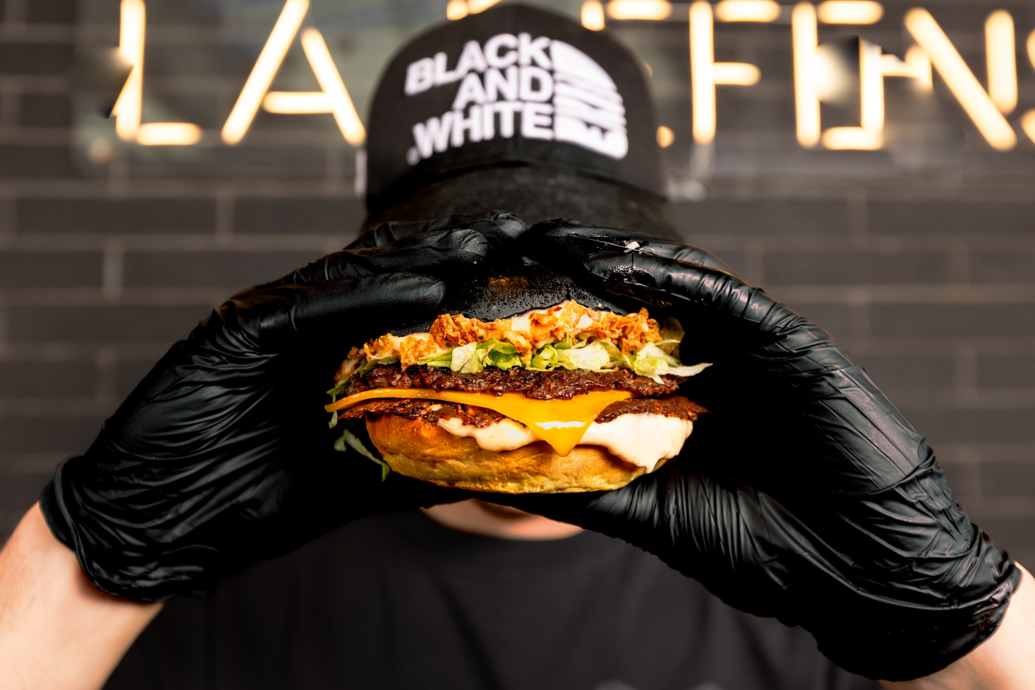 Un partenariat explosif entre Black & White Burger et Khabib Nurmagomedov